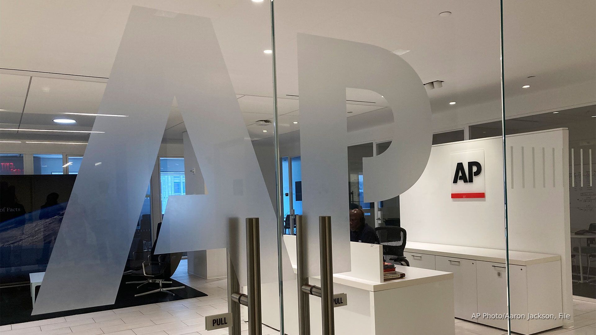 Judge: White House must restore AP’s access to Oval Office, Air Force ...